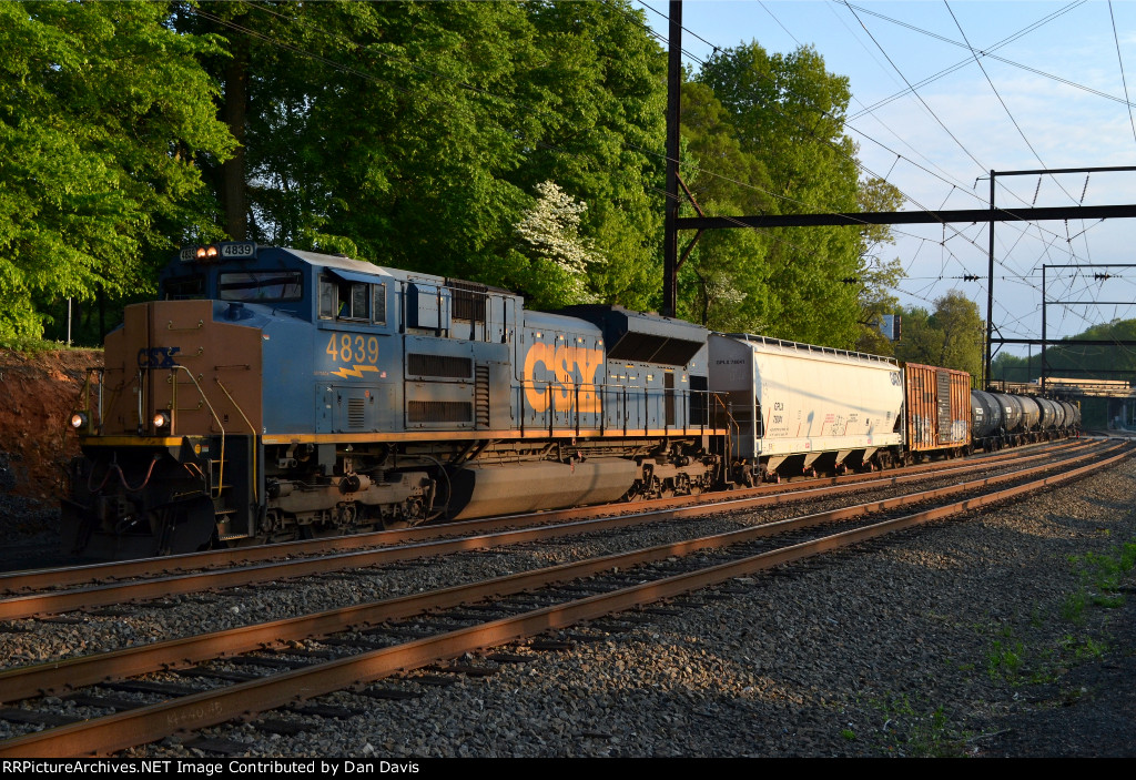 CSX SD70ACe 4839 leads Q300-09